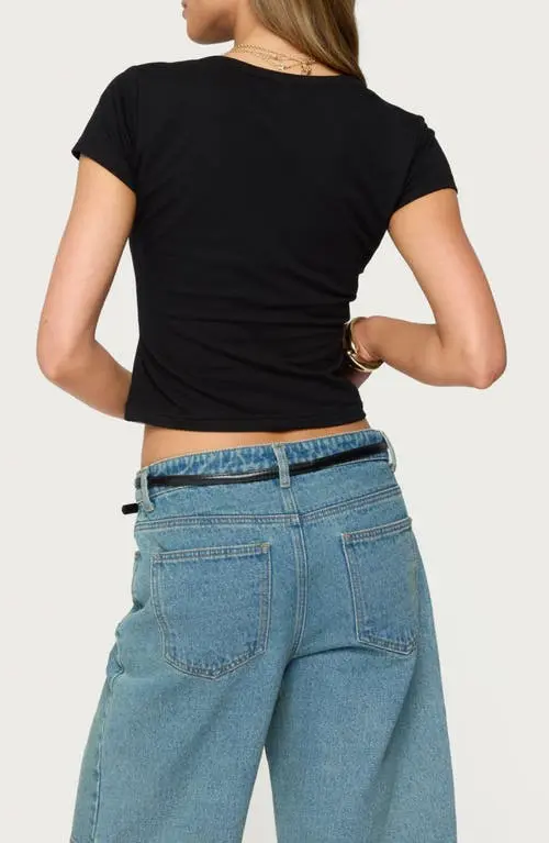 EDIKTED Katerina Henley Crop Top