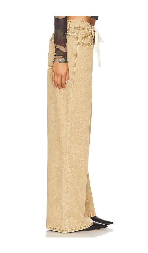 Lioness Muse Jean - Camel