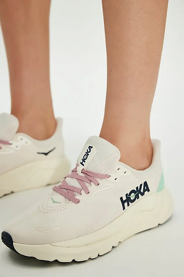 HOKA® Arahi 8 Sneakers - Rose Cream/alabaster