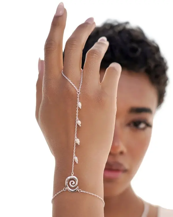 Ettika Aura Cultured Freshwater Pearl Hand Chain - Silver