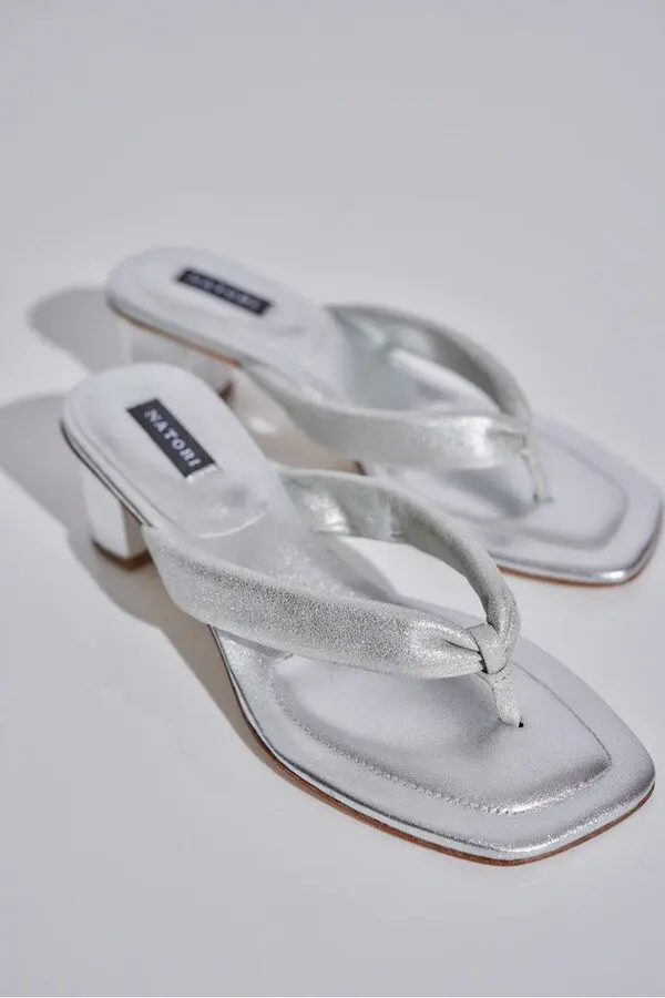 Natori Bay Suede Thong Sandal - Silver