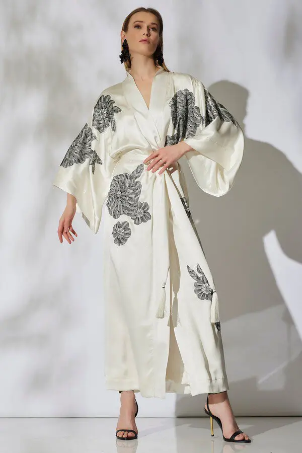 Natori Couture Miyoshi Embroidered Silk Robe - White