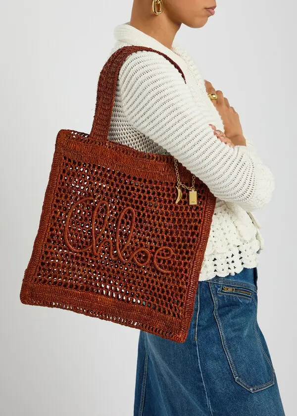 Chloé Raffia Tote Bag With Logo Appliqué And Charm - Brown