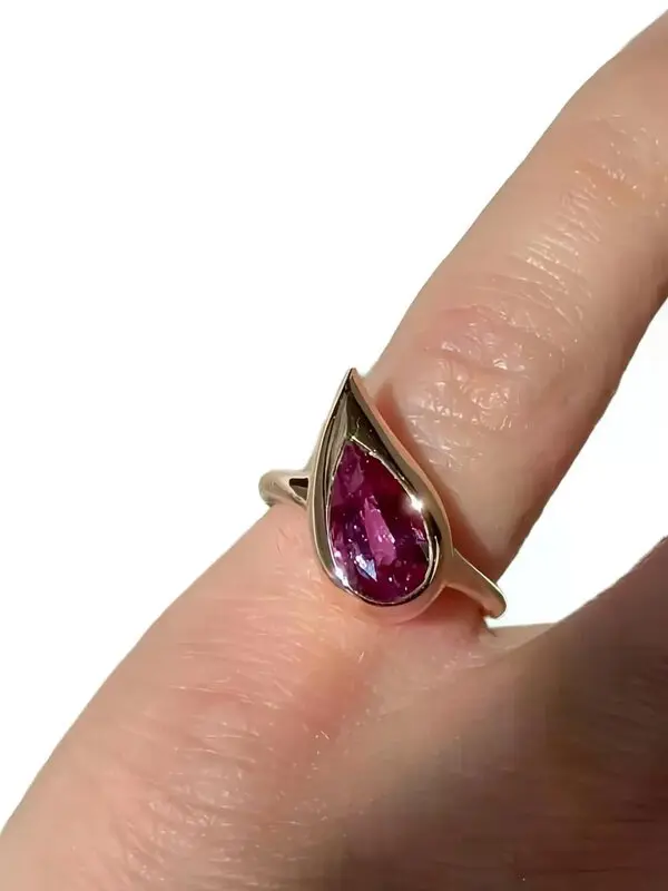 JEWELS AFICIONADO 18k Rose Sapphire Ring - Gold