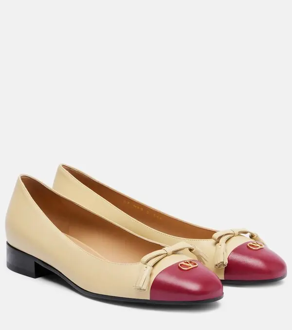 Valentino Garavani Valet Du Roi Vlogo Leather Ballet Flats - Beige