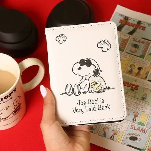 PEANUTS White And Black Passport Holder
