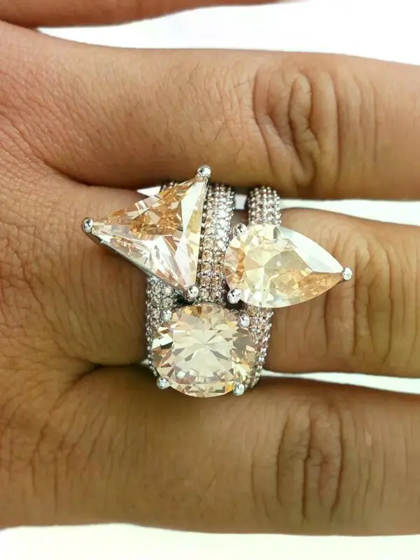 IZABEL DISPLAY Mega Circle Pavé Ring - Neutrals