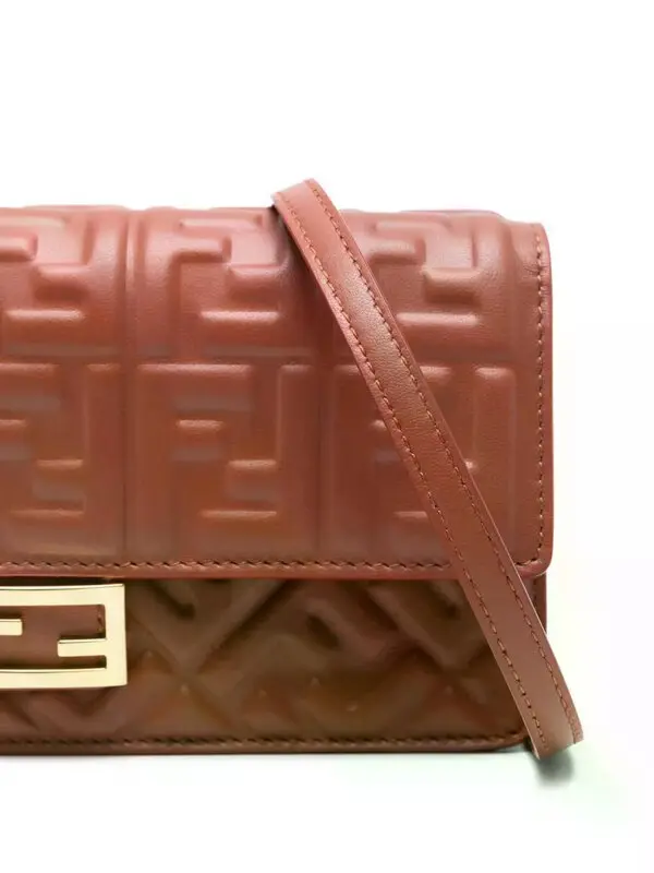 Fendi Logo-plaque Quilted Baguette Clutch - Red