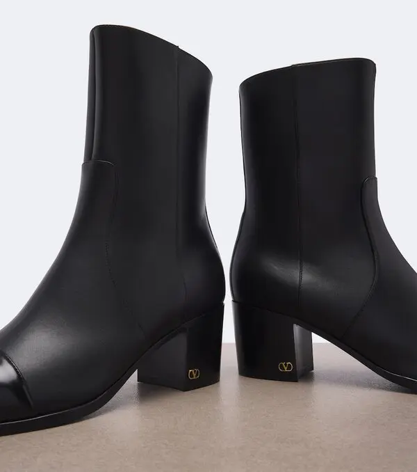 Valentino Garavani Vlogo Leather Ankle Boots - Black