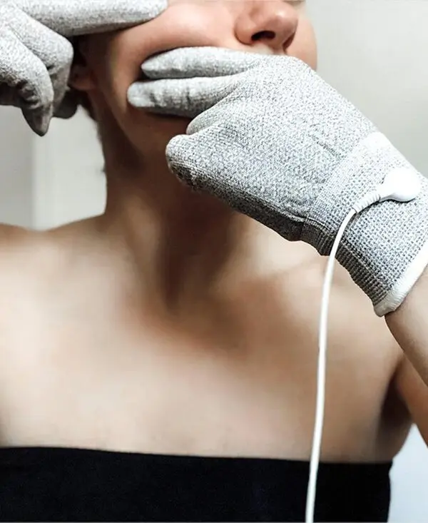 7E WELLNESS Microcurrent Facial Gloves