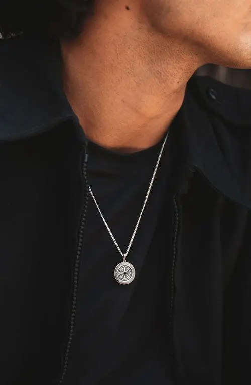 VINCERO Compass Pendant Necklace