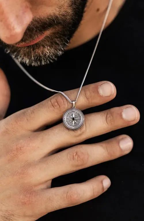 VINCERO Compass Pendant Necklace