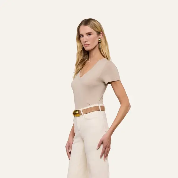 L'AGENCE Becca Cotton V-neck T-shirt - Biscuit