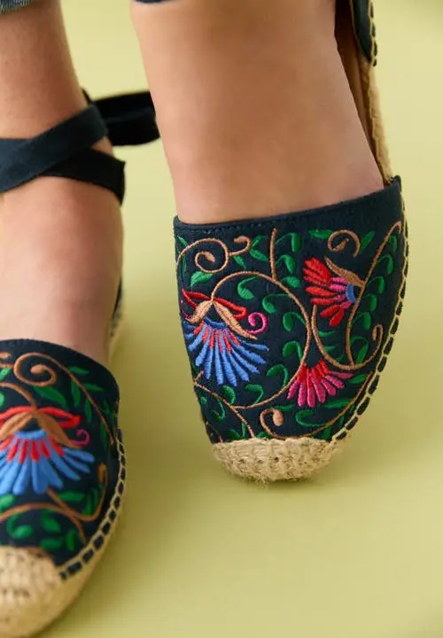 COMFORTVIEW The Shayla Flat Espadrille - Embroidery