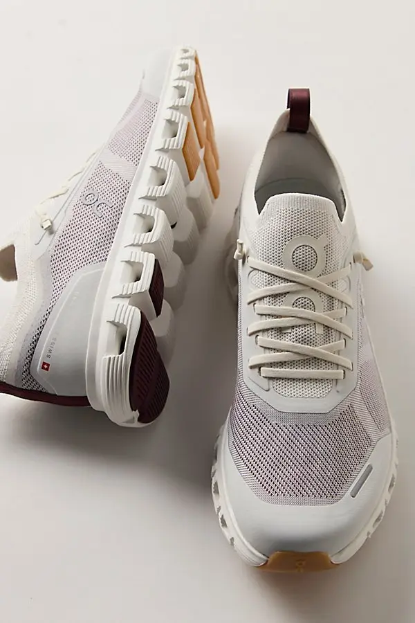 On Cloud 6 Versa Sneakers - Ice/maroon