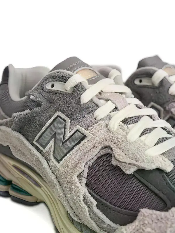 NEW BALANCE 2002r Lace Up Sneakers - Grey