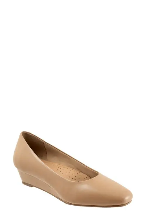 Trotters Denisse Wedge Pump - Beige