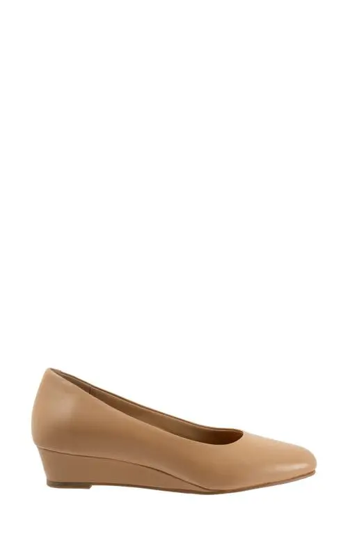 Trotters Denisse Wedge Pump - Beige