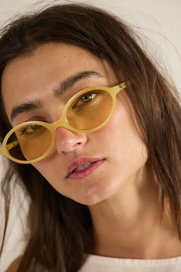 Free People Oh Hello Round Sunglasses - Soft Lemon