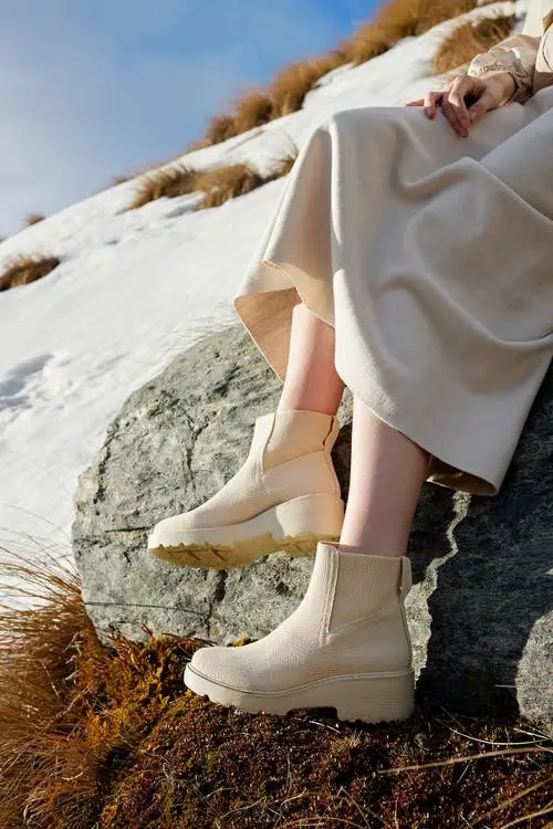 Vivaia Round-toe Platform Boots - Beige