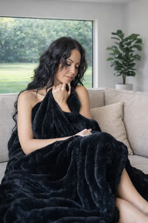 SEA TO ME BLANKETS La Escapade Faux Fur Throw Blanket - Obsidian