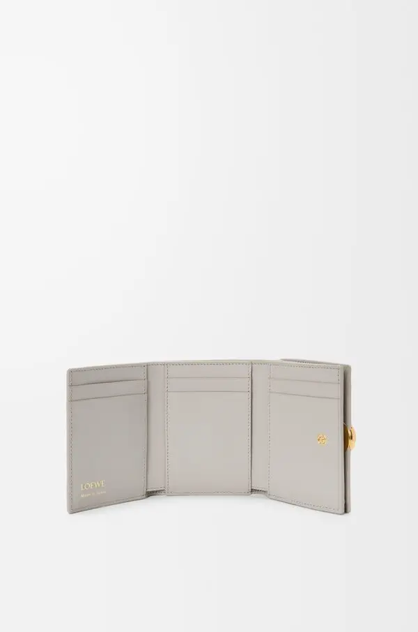 Loewe Pebble Trifold Wallet In Shiny Nappa Leather Skin - Shell Grey