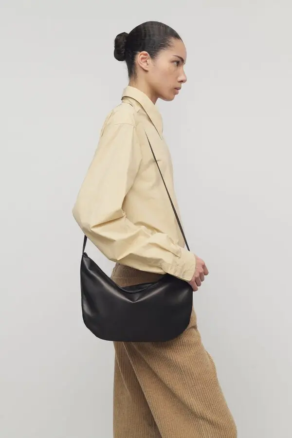 THE ROW Ew Izzy Shoulder Bag - Black