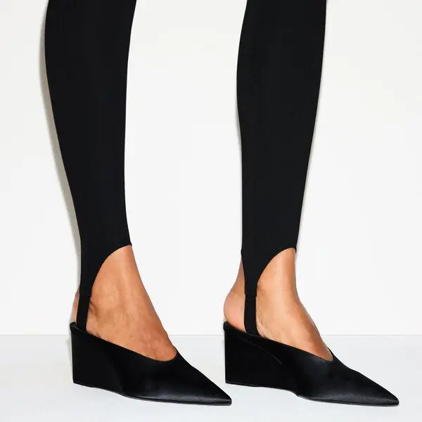 SKIMS The Essential Collection High Waisted Stirrup Legging - Obsidian
