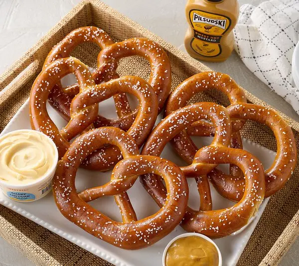 THE PRETZEL COMPANY Pretzel Co. Essentials Box 6oz Pretzels + 2 Dipping Sauce - One-color