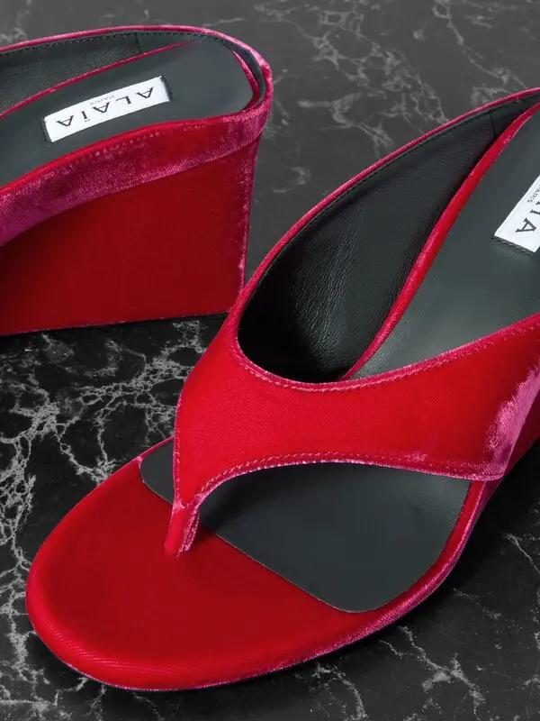 Alaïa Tong 75 Velvet Wedge Sandals - Pink