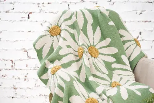 CAROL & FRANK Daisy Throw Blanket
