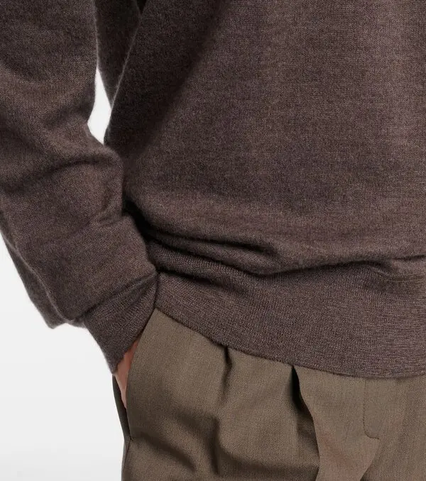 THE ROW Lizzy Cashmere Turtleneck Sweater