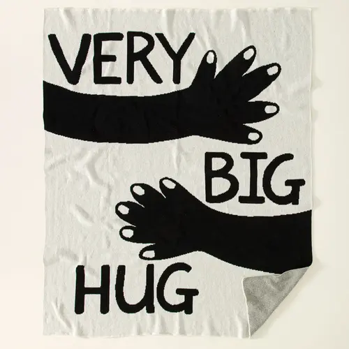 UNCOMMON GOODS Very Big Hug Throw - Graphic Print