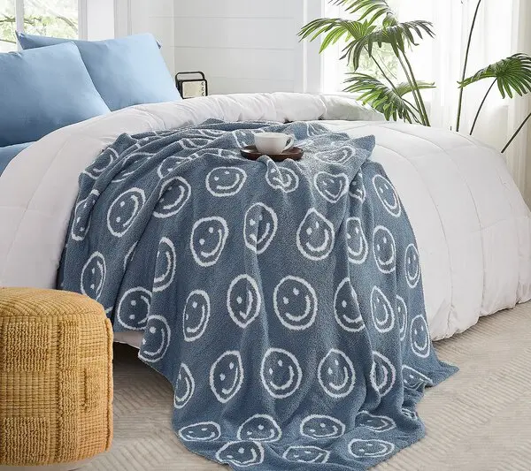 TRULY SOFT Cozy Smiley Reversible 50x70 Throw