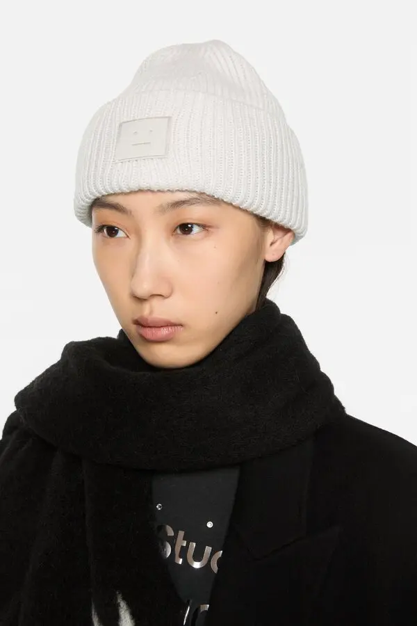 Acne Studios Ribbed Knit Beanie With Embroidered Face Logo - Light Grey