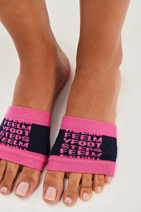 FEEL MY FOOTSTEPS Foot Tubes - Letter Pink