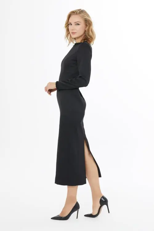 GIZIA Maxi Dress With Neckline Trim And Zippered Closure