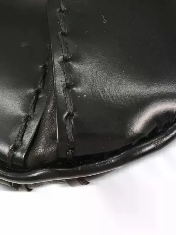 Gucci 1990s-2000s Queen Chain Leather Shoulder Bag