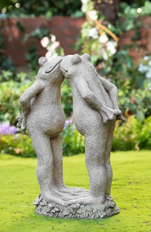 GLITZHOME 15.25"h Resin Kissing Frogs Statue
