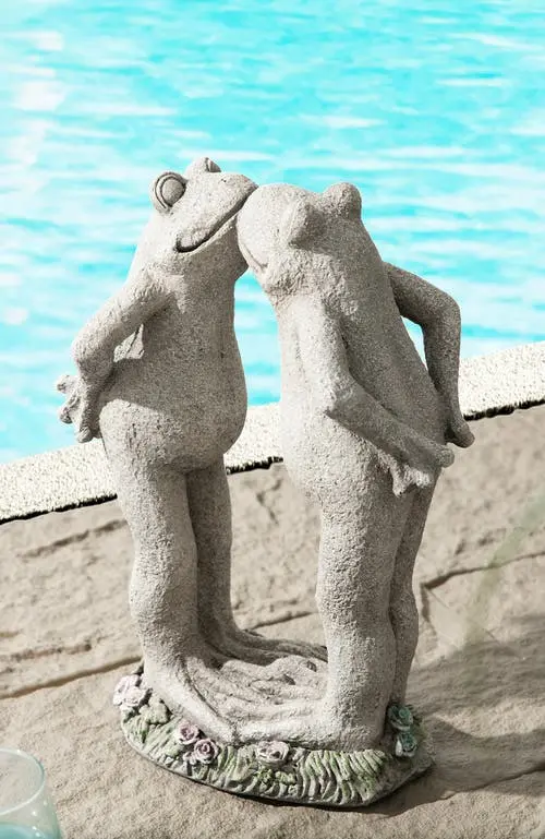 GLITZHOME 15.25"h Resin Kissing Frogs Statue