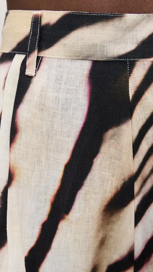 VITAMIN A The Getaway Shorts Zebra Print Linen - Shell Stripe