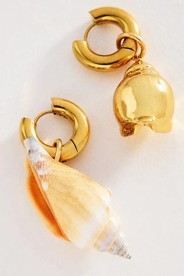 Timeless Pearly Shell Pendant Hoop Earrings - Gold