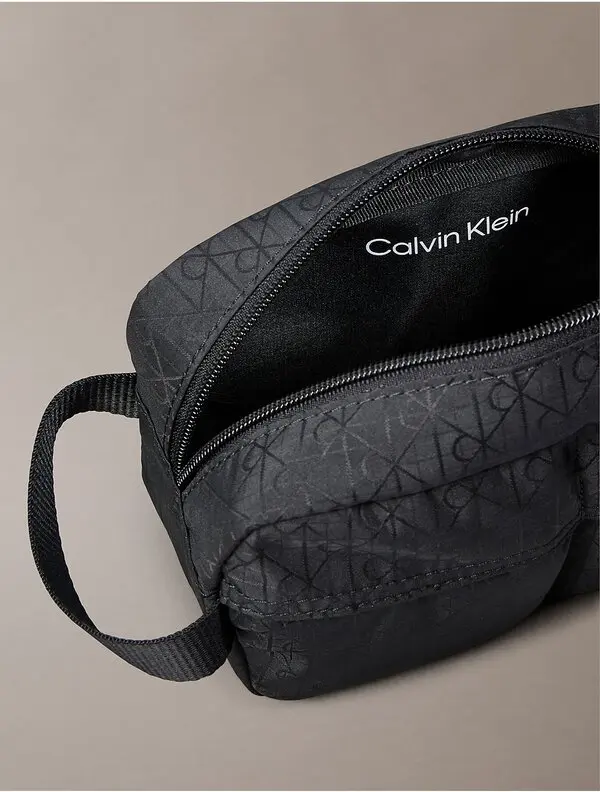 Calvin Klein Utility Emblem Dopp Kit