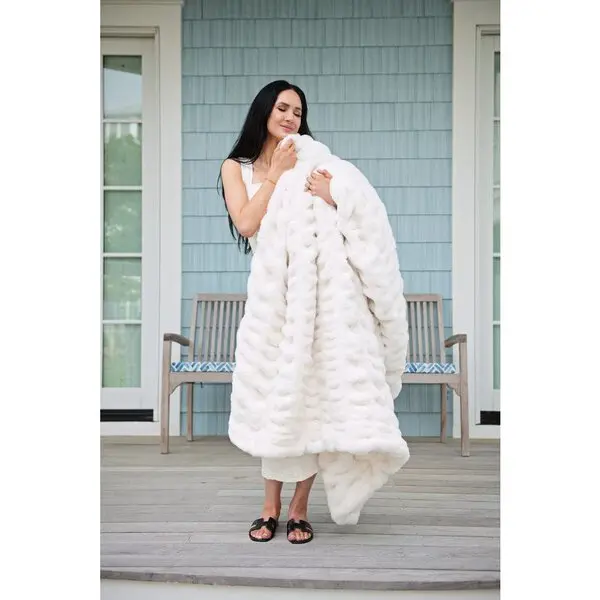 MINKY COUTURE Hugs Blanket - Cream