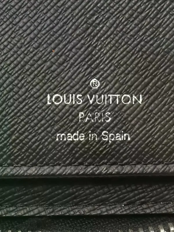 LOUIS VUITTON 2019 Zipped Leather Wallet