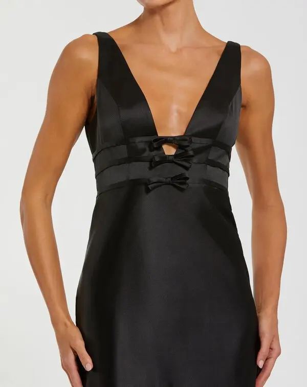 Mac Duggal Sleeveless Satin V-neck Gown With Bow Detail - Black