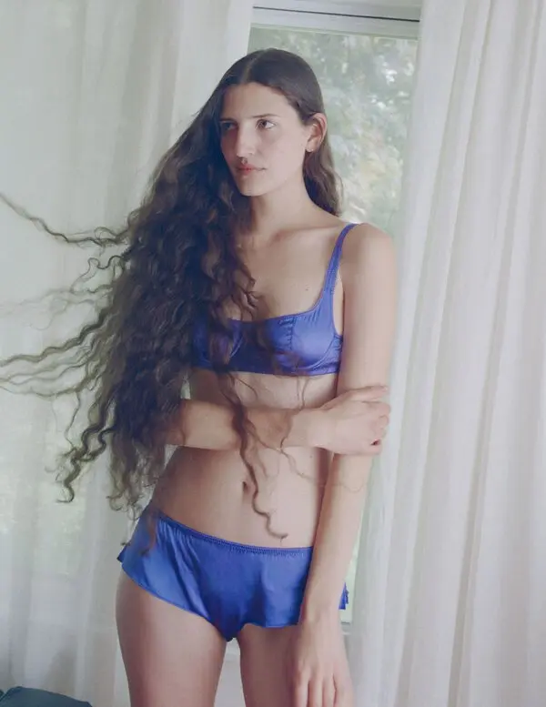 Araks Gal Hipster