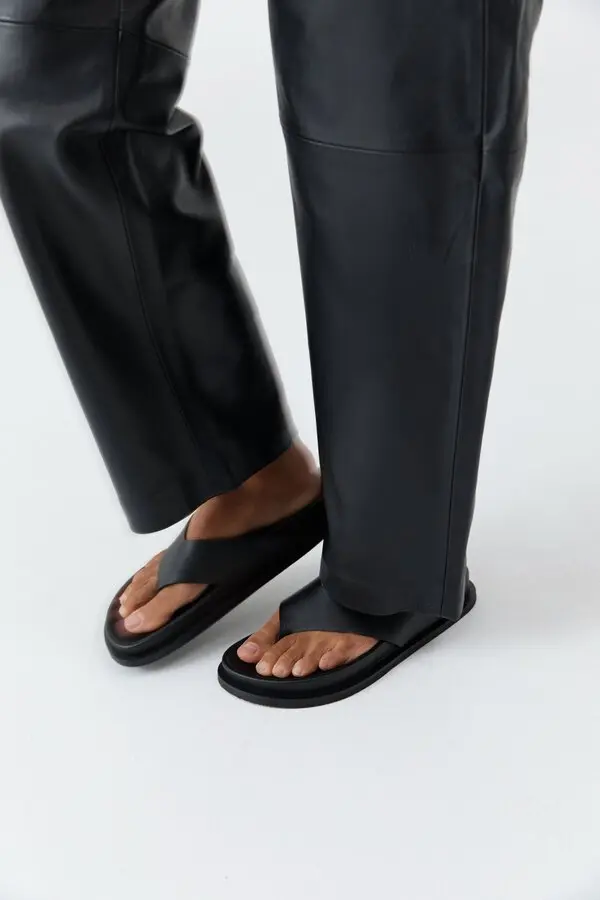 ST. AGNI Classic Thong Slide Sandals - Black
