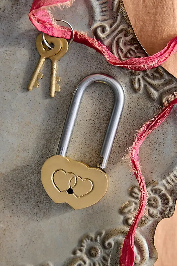 TERRAIN Engraved Double Heart Lock - Gold
