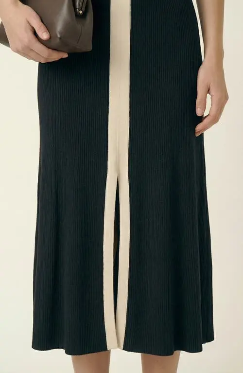 MODENAIRE Ribbed Knit Contrast Placket Midi Dress